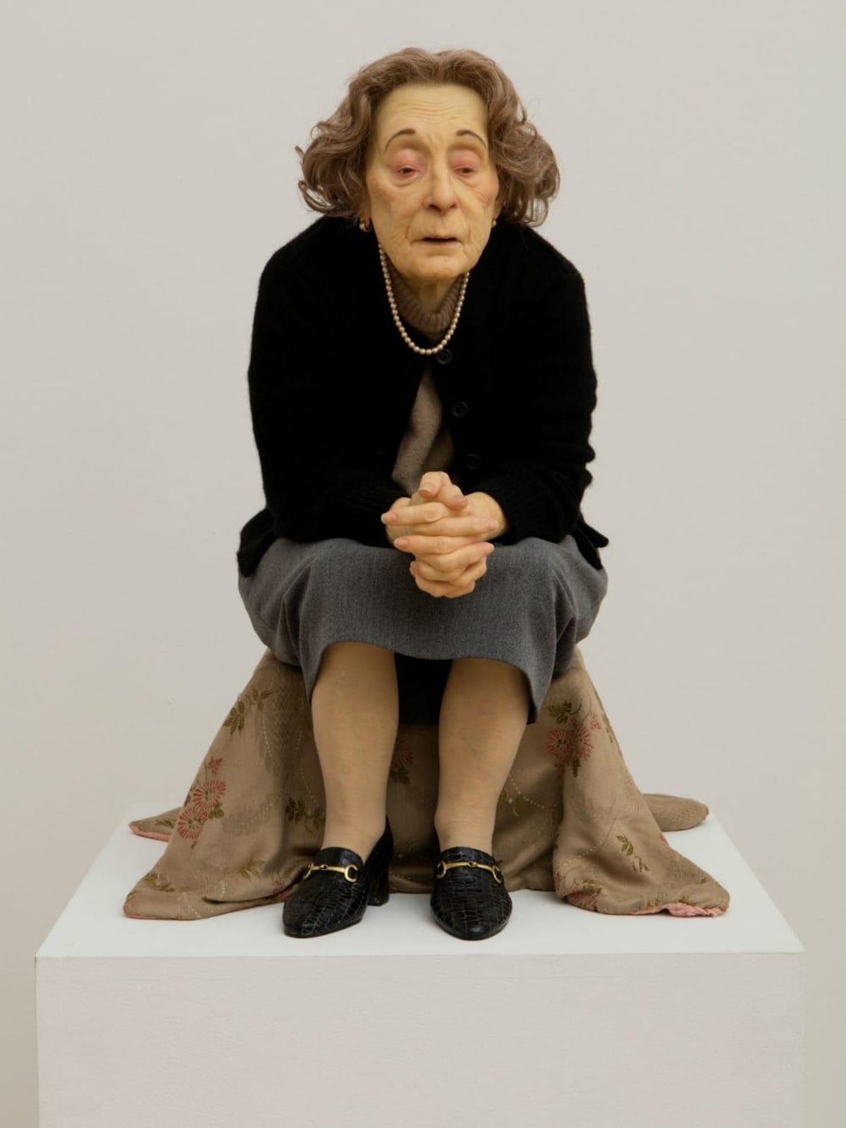 Ron Mueck, Untitled (Seated Woman), 1999, mixed media, Collection of ...
